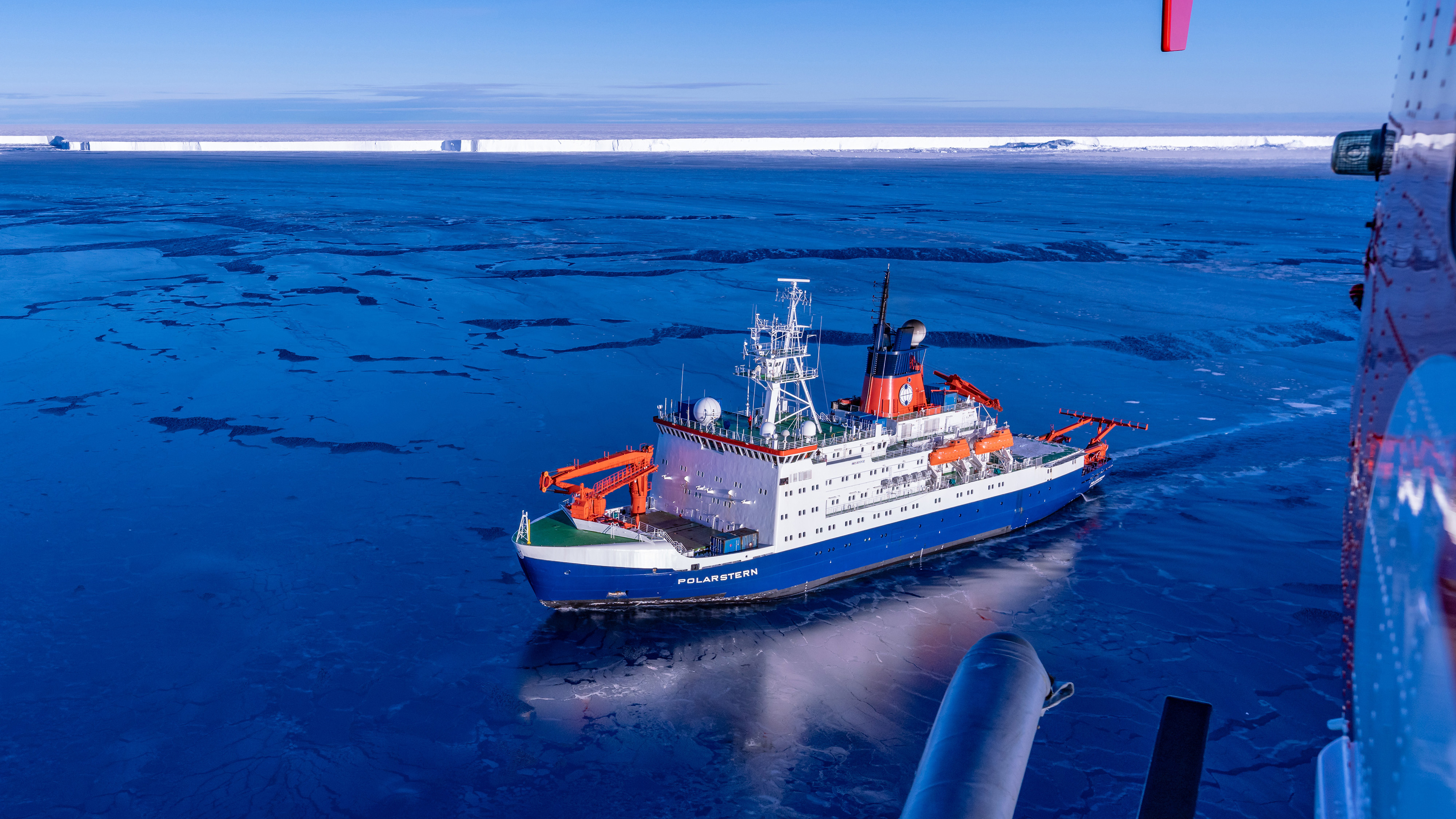 NHC Northern Helicopter begleitet das Forschungsschiff Polarstern
